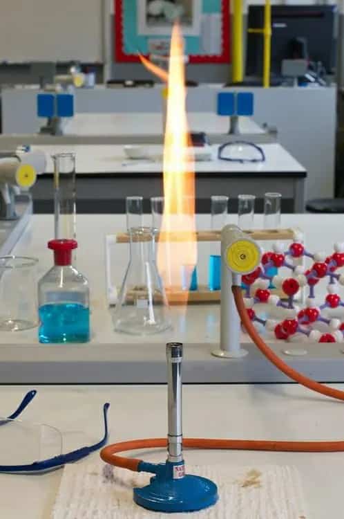 Bec Bunsen : Fonctionnement, Types et Utilisation en Laboratoire